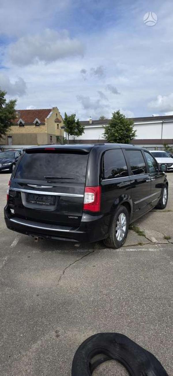 Chrysler town-&-country 2015 Šauļi, ar dzinēja tilpumu 3.60 L un nobraukumu 130 tūkst. km par 6800 €, foto 5 vietnē AUTOMOTO.COM.LV