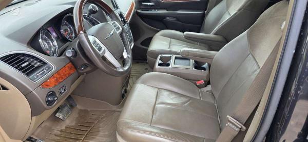 Chrysler town-&-country 2015 Šauļi, ar dzinēja tilpumu 3.60 L un nobraukumu 130 tūkst. km par 6800 €, foto 10 vietnē AUTOMOTO.COM.LV