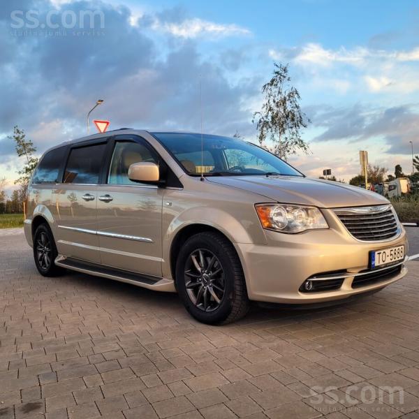 Chrysler town-&-country 2016 in Riga, with an engine capacity of 3.60 L and mileage of 241 thousand km for 11900 €, photo 4 on AUTOMOTO.COM.LV