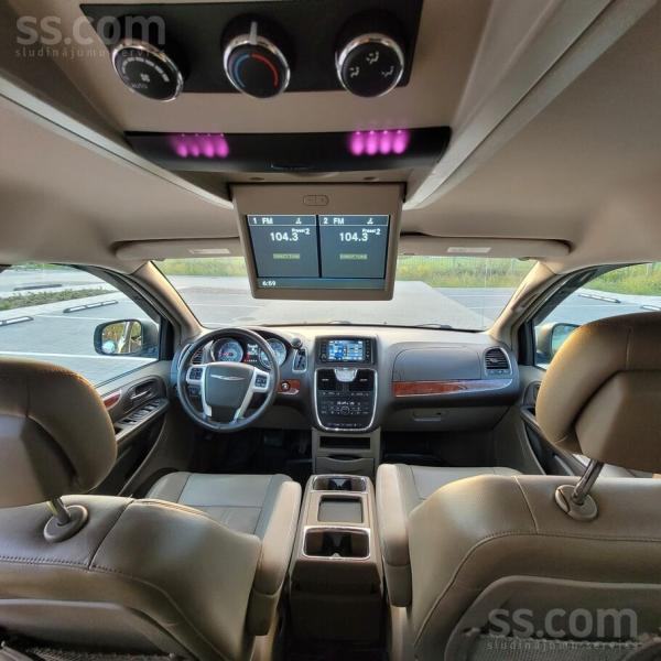 Chrysler town-&-country 2016 in Riga, with an engine capacity of 3.60 L and mileage of 241 thousand km for 11900 €, photo 8 on AUTOMOTO.COM.LV