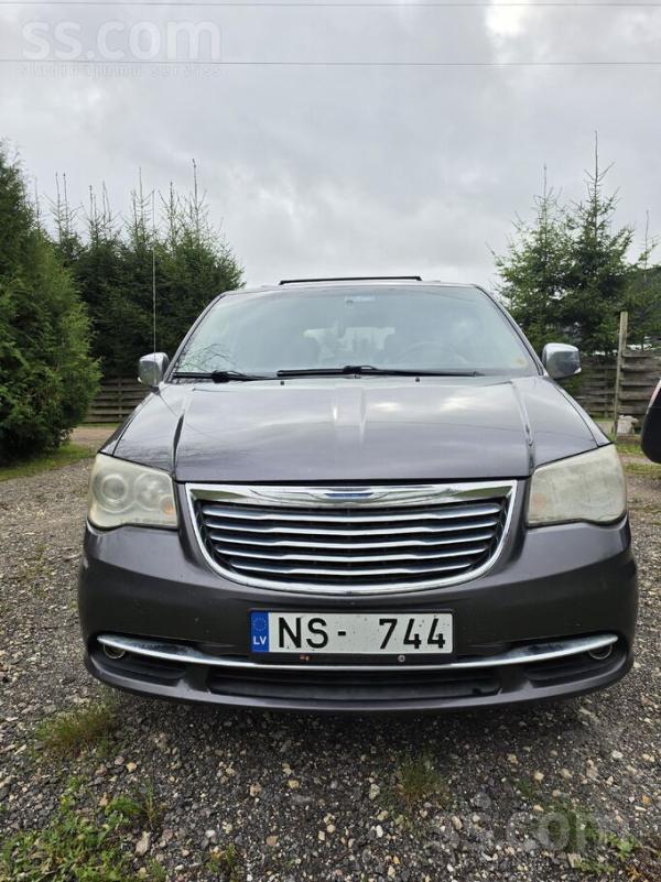 Chrysler town-&-country 2016 in Limbazi, with an engine capacity of 3.60 L and mileage of 257 thousand km for 7200 €, photo 1 on AUTOMOTO.COM.LV