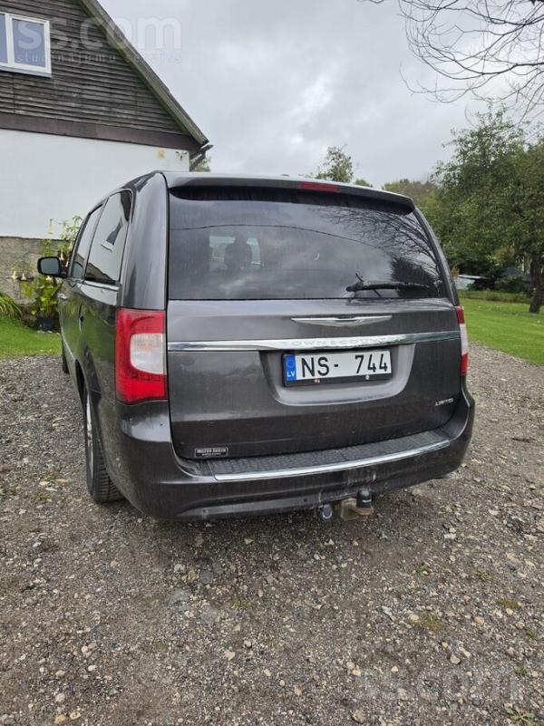 Chrysler town-&-country 2016 in Limbazi, with an engine capacity of 3.60 L and mileage of 257 thousand km for 7200 €, photo 3 on AUTOMOTO.COM.LV
