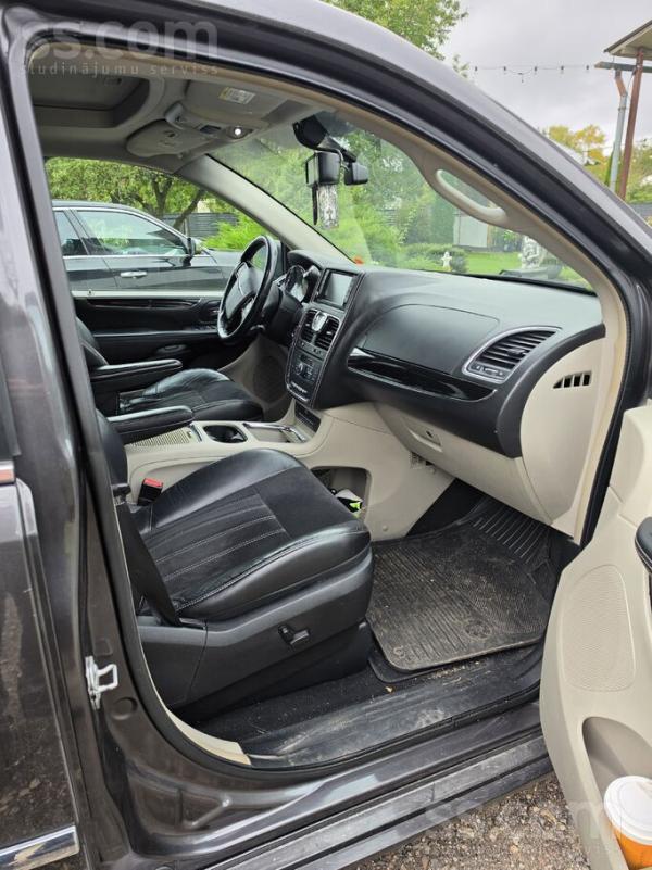 Chrysler town-&-country 2016 in Limbazi, with an engine capacity of 3.60 L and mileage of 257 thousand km for 7200 €, photo 7 on AUTOMOTO.COM.LV