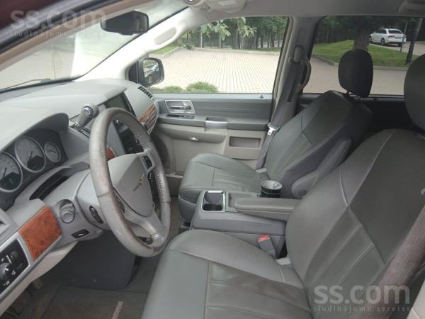 Red Chrysler town-&-country 2008 in Riga, with an engine capacity of 3.80 L and mileage of 231 thousand km for 1800 €, photo 2 on AUTOMOTO.COM.LV