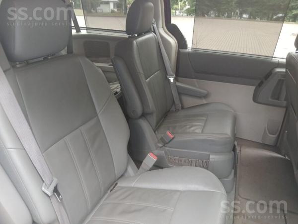 Red Chrysler town-&-country 2008 in Riga, with an engine capacity of 3.80 L and mileage of 231 thousand km for 1800 €, photo 3 on AUTOMOTO.COM.LV