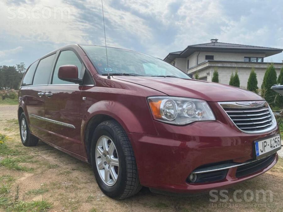 Sarkans Chrysler town-&-country 2011 Rīga, ar dzinēja tilpumu 3.60 L un nobraukumu 330 tūkst. km par 1600 €, foto 1 vietnē AUTOMOTO.COM.LV