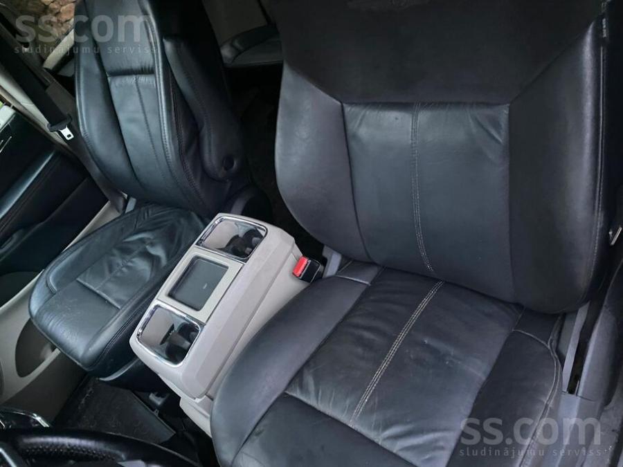 Sarkans Chrysler town-&-country 2011 Rīga, ar dzinēja tilpumu 3.60 L un nobraukumu 330 tūkst. km par 1600 €, foto 4 vietnē AUTOMOTO.COM.LV