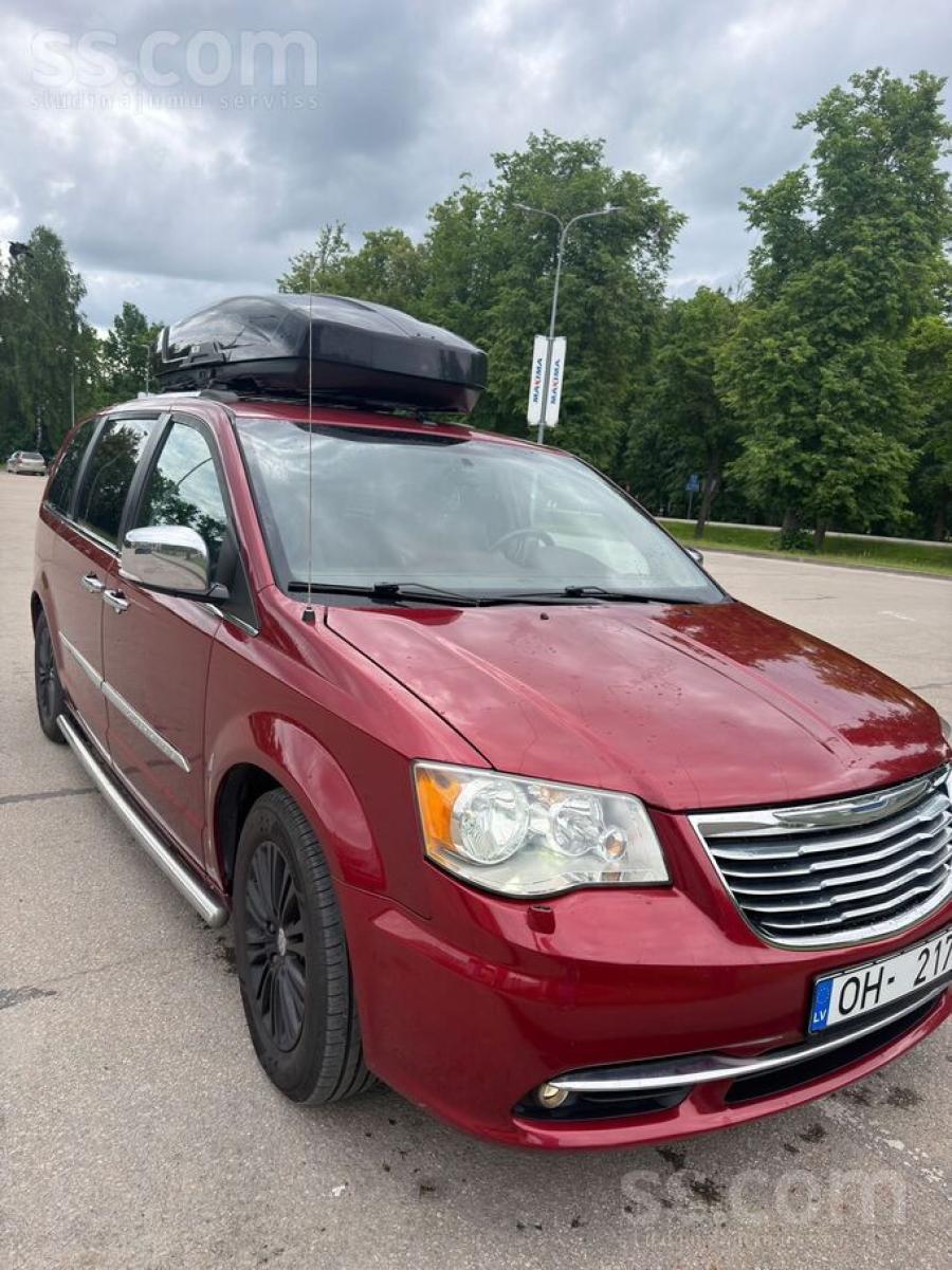 Red Chrysler town-&-country 2011 in Jelgava, with an engine capacity of 3.60 L and mileage of 240 thousand km for 8500 €, photo 1 on AUTOMOTO.COM.LV