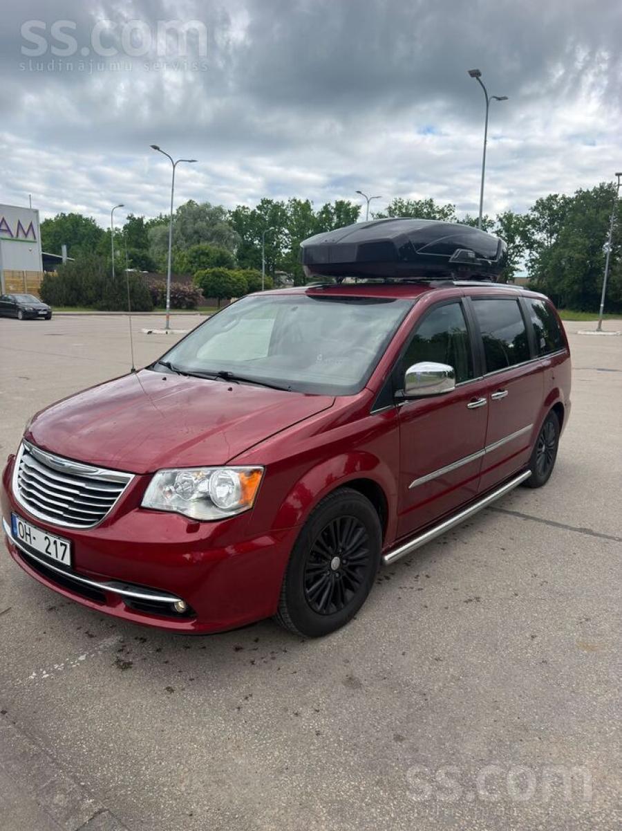 Red Chrysler town-&-country 2011 in Jelgava, with an engine capacity of 3.60 L and mileage of 240 thousand km for 8500 €, photo 3 on AUTOMOTO.COM.LV
