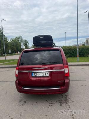 Red Chrysler town-&-country 2011 in Jelgava, with an engine capacity of 3.60 L and mileage of 240 thousand km for 8500 €, photo 4 on AUTOMOTO.COM.LV