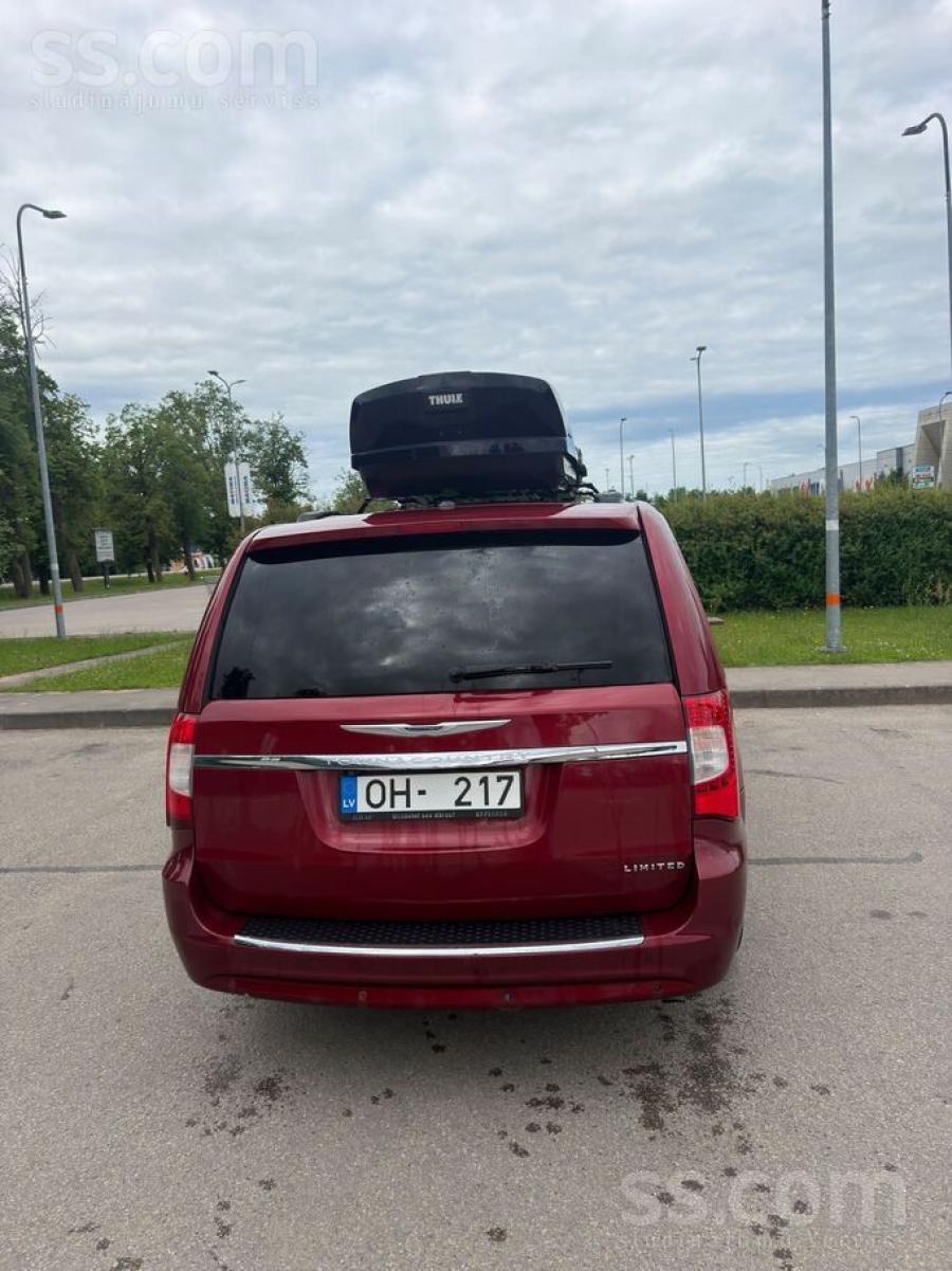 Red Chrysler town-&-country 2011 in Jelgava, with an engine capacity of 3.60 L and mileage of 240 thousand km for 8500 €, photo 4 on AUTOMOTO.COM.LV