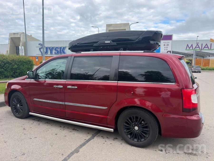 Red Chrysler town-&-country 2011 in Jelgava, with an engine capacity of 3.60 L and mileage of 240 thousand km for 8500 €, photo 5 on AUTOMOTO.COM.LV