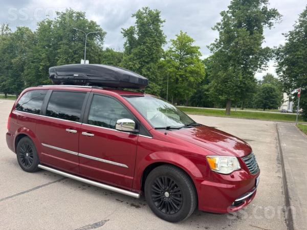 Red Chrysler town-&-country 2011 in Jelgava, with an engine capacity of 3.60 L and mileage of 240 thousand km for 8500 €, photo 5 on AUTOMOTO.COM.LV
