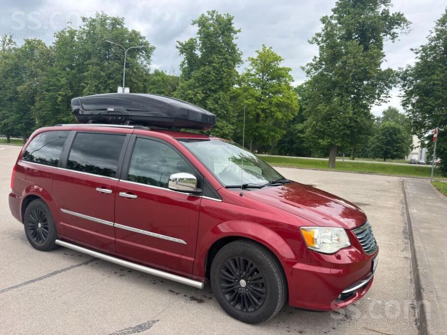 Red Chrysler town-&-country 2011 in Jelgava, with an engine capacity of 3.60 L and mileage of 240 thousand km for 8500 €, photo 6 on AUTOMOTO.COM.LV