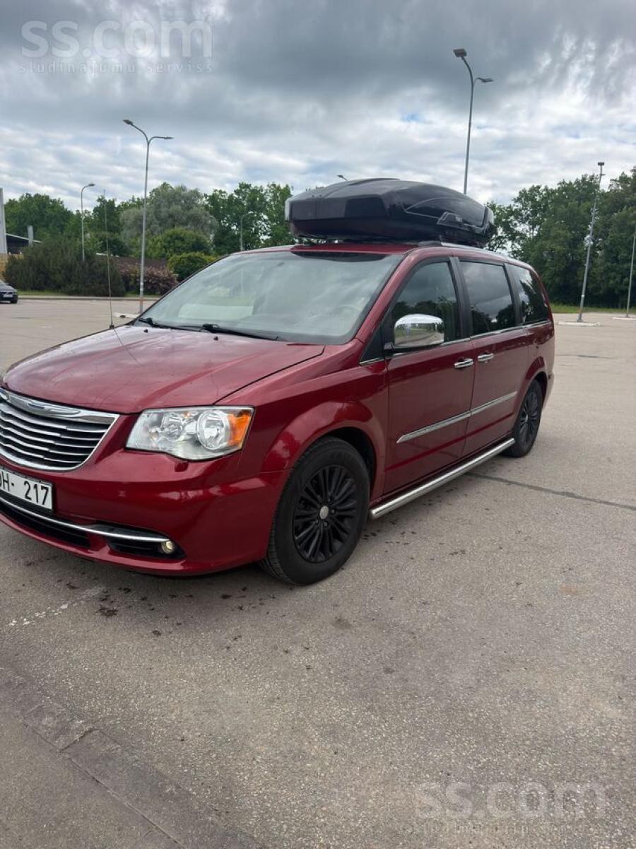Red Chrysler town-&-country 2011 in Jelgava, with an engine capacity of 3.60 L and mileage of 240 thousand km for 8500 €, photo 9 on AUTOMOTO.COM.LV