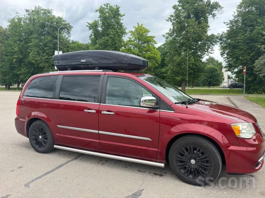 Red Chrysler town-&-country 2011 in Jelgava, with an engine capacity of 3.60 L and mileage of 240 thousand km for 8500 €, photo 11 on AUTOMOTO.COM.LV