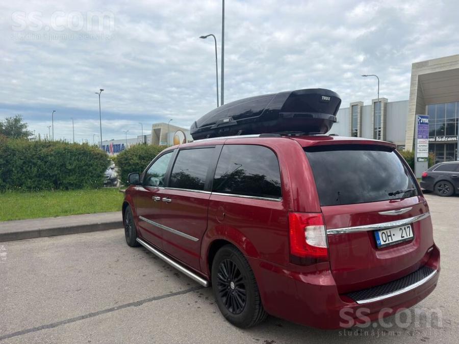 Red Chrysler town-&-country 2011 in Jelgava, with an engine capacity of 3.60 L and mileage of 240 thousand km for 8500 €, photo 12 on AUTOMOTO.COM.LV