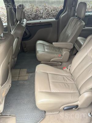 Red Chrysler town-&-country 2011 in Jelgava, with an engine capacity of 3.60 L and mileage of 240 thousand km for 8500 €, photo 15 on AUTOMOTO.COM.LV