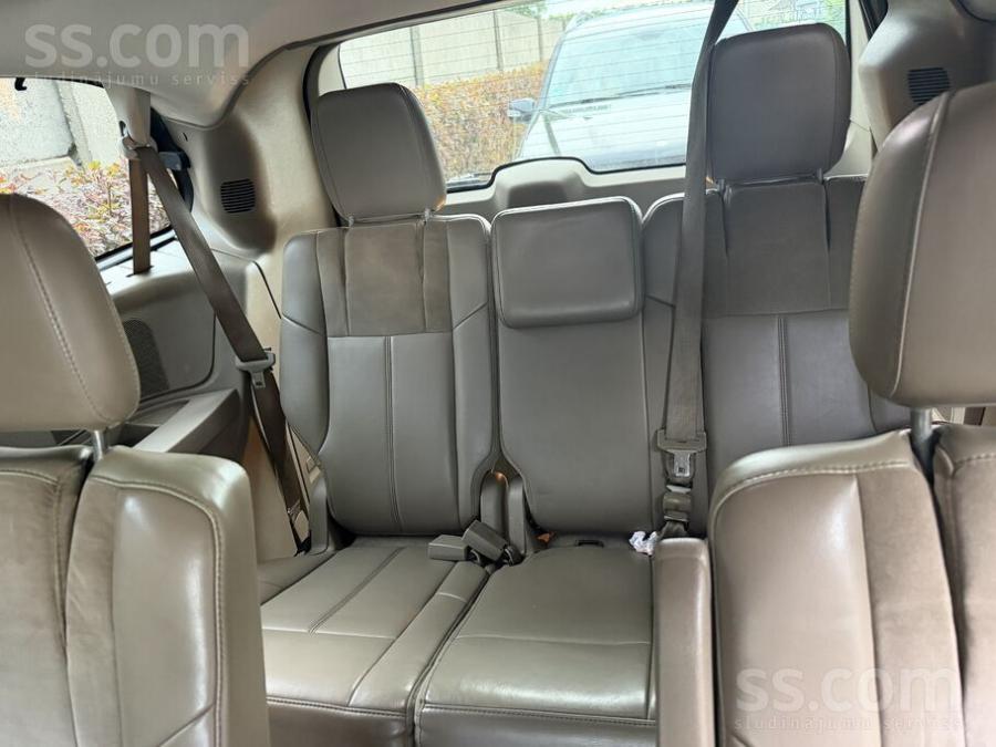 Red Chrysler town-&-country 2011 in Jelgava, with an engine capacity of 3.60 L and mileage of 240 thousand km for 8500 €, photo 16 on AUTOMOTO.COM.LV