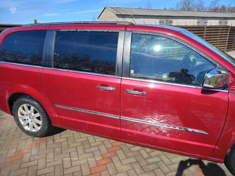Red Chrysler town-&-country 2012 in Klaipeda, with an engine capacity of 3.60 L and mileage of 315 thousand km for 5850 €, photo 4 on AUTOMOTO.COM.LV