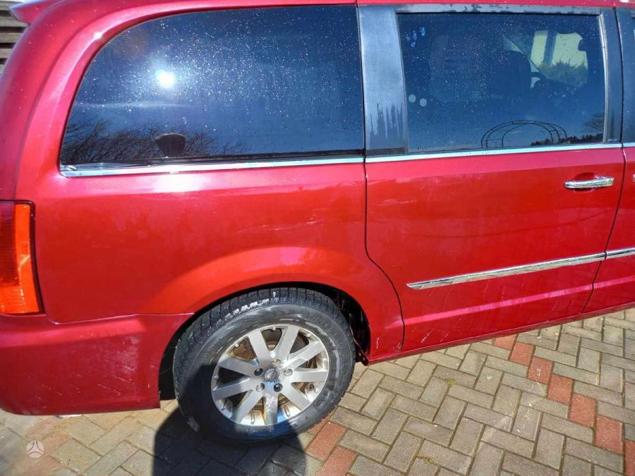 Red Chrysler town-&-country 2012 in Klaipeda, with an engine capacity of 3.60 L and mileage of 315 thousand km for 5850 €, photo 10 on AUTOMOTO.COM.LV