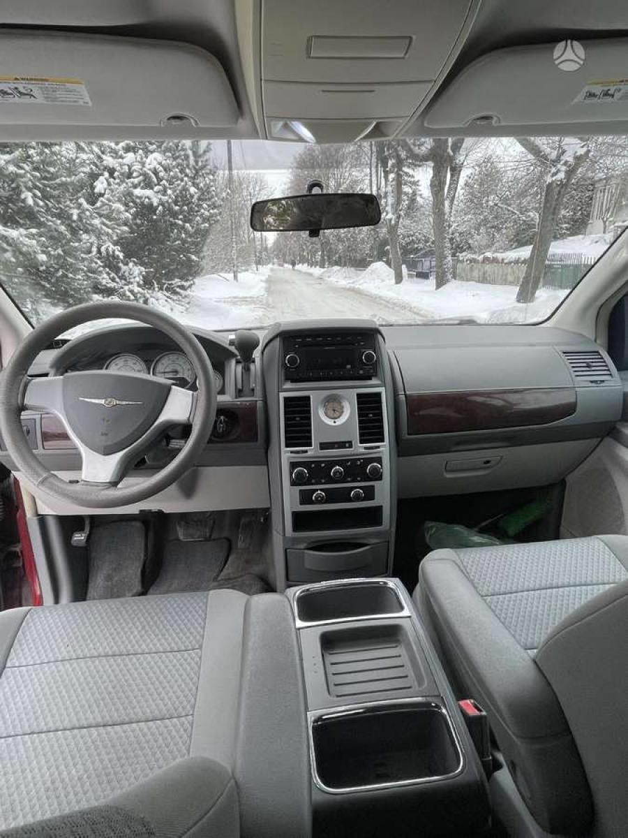 Sarkans Chrysler town-&-country 2012 Kauņa, ar dzinēja tilpumu 3.30 L un nobraukumu 214 tūkst. km par 2650 €, foto 12 vietnē AUTOMOTO.COM.LV
