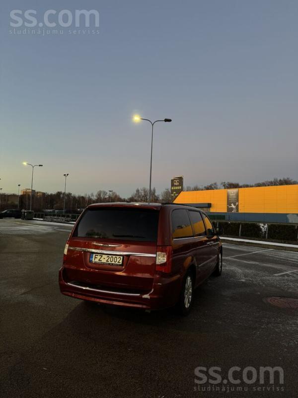 Red Chrysler town-&-country 2012 in Riga, with an engine capacity of 3.60 L and mileage of 212 thousand km for 7450 €, photo 5 on AUTOMOTO.COM.LV