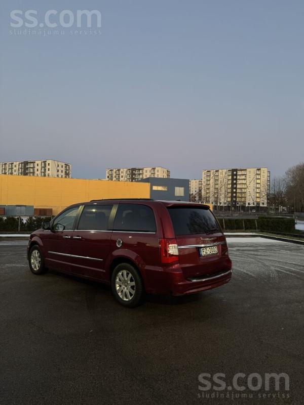 Red Chrysler town-&-country 2012 in Riga, with an engine capacity of 3.60 L and mileage of 212 thousand km for 7450 €, photo 6 on AUTOMOTO.COM.LV