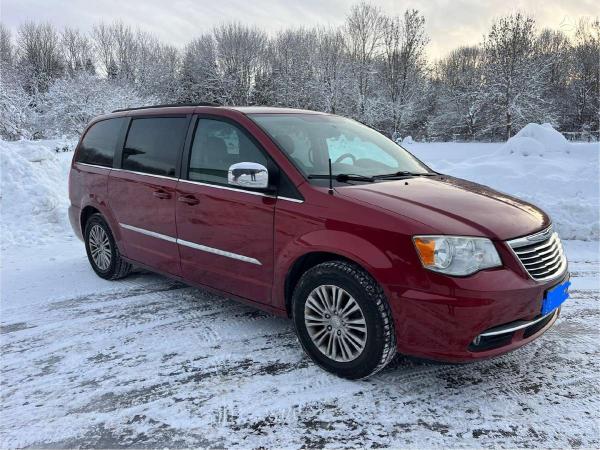 Red Chrysler town-&-country 2013 in Gargzdai, with an engine capacity of 3.60 L and mileage of 180 thousand km for 3990 €, photo 2 on AUTOMOTO.COM.LV