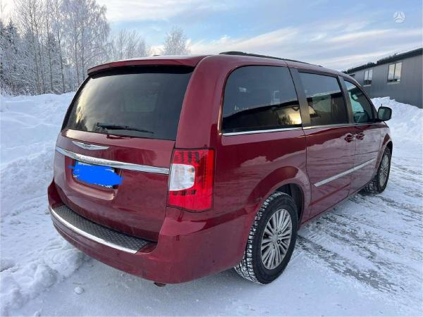 Red Chrysler town-&-country 2013 in Gargzdai, with an engine capacity of 3.60 L and mileage of 180 thousand km for 3990 €, photo 3 on AUTOMOTO.COM.LV