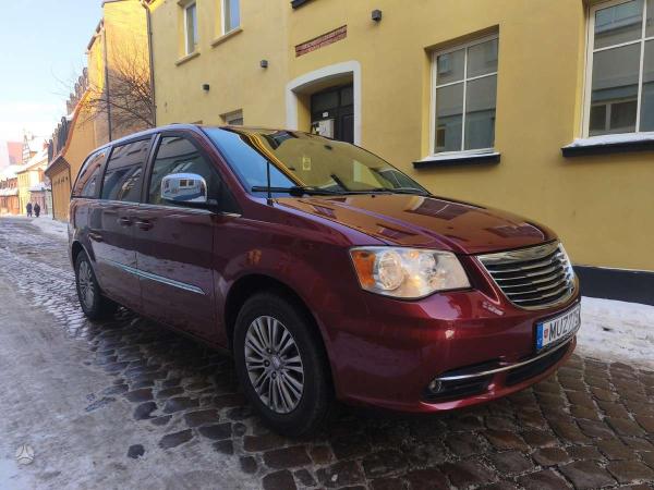 Sarkans Chrysler town-&-country 2013 Klaipėda, ar dzinēja tilpumu 3.60 L un nobraukumu 180 tūkst. km par 4200 €, foto 2 vietnē AUTOMOTO.COM.LV