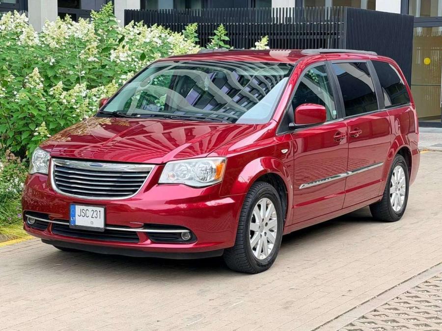 Sarkans Chrysler town-&-country 2013 Viļņa, ar dzinēja tilpumu 3.60 L un nobraukumu 235 tūkst. km par 6800 €, foto 1 vietnē AUTOMOTO.COM.LV
