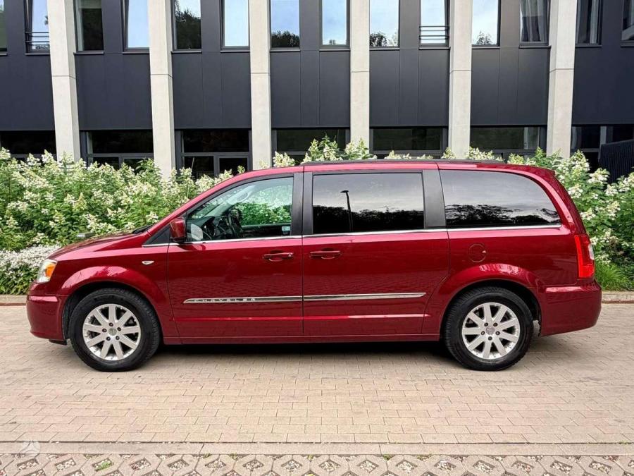 Sarkans Chrysler town-&-country 2013 Viļņa, ar dzinēja tilpumu 3.60 L un nobraukumu 235 tūkst. km par 6800 €, foto 3 vietnē AUTOMOTO.COM.LV