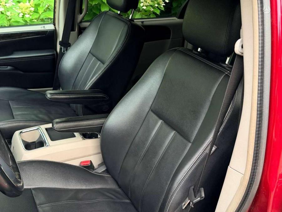 Sarkans Chrysler town-&-country 2013 Viļņa, ar dzinēja tilpumu 3.60 L un nobraukumu 235 tūkst. km par 6800 €, foto 13 vietnē AUTOMOTO.COM.LV