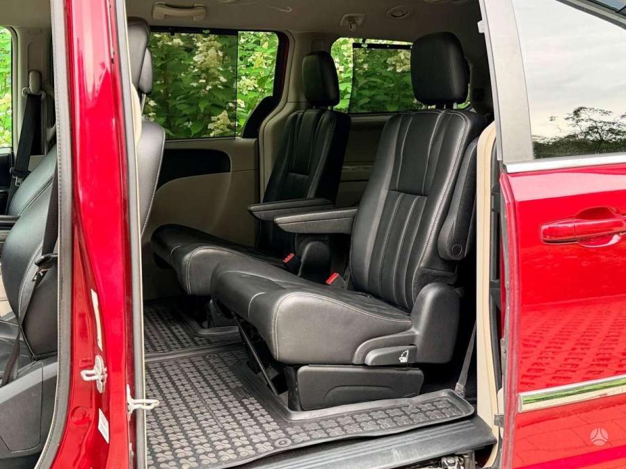 Sarkans Chrysler town-&-country 2013 Viļņa, ar dzinēja tilpumu 3.60 L un nobraukumu 235 tūkst. km par 6800 €, foto 14 vietnē AUTOMOTO.COM.LV