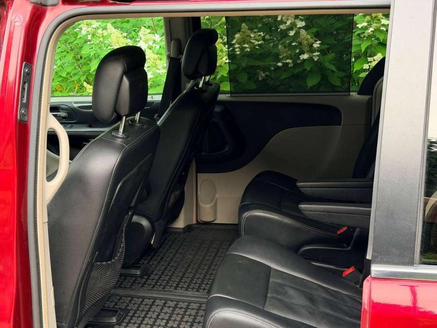 Sarkans Chrysler town-&-country 2013 Viļņa, ar dzinēja tilpumu 3.60 L un nobraukumu 235 tūkst. km par 6800 €, foto 15 vietnē AUTOMOTO.COM.LV