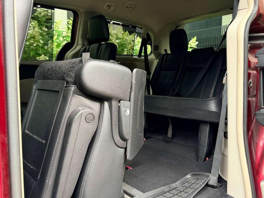 Sarkans Chrysler town-&-country 2013 Viļņa, ar dzinēja tilpumu 3.60 L un nobraukumu 235 tūkst. km par 6800 €, foto 16 vietnē AUTOMOTO.COM.LV