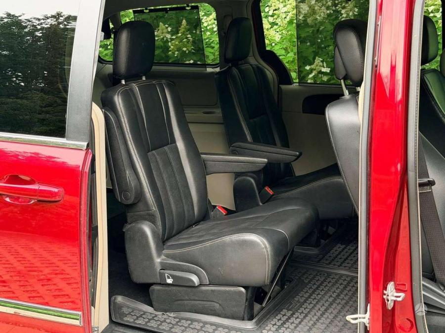 Sarkans Chrysler town-&-country 2013 Viļņa, ar dzinēja tilpumu 3.60 L un nobraukumu 235 tūkst. km par 6800 €, foto 22 vietnē AUTOMOTO.COM.LV