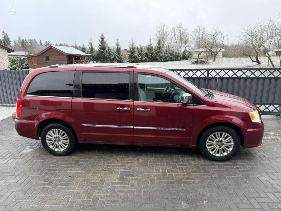 Sarkans Chrysler town-&-country 2014 Šauļi, ar dzinēja tilpumu 3.60 L un nobraukumu 244 tūkst. km par 6950 €, foto 4 vietnē AUTOMOTO.COM.LV