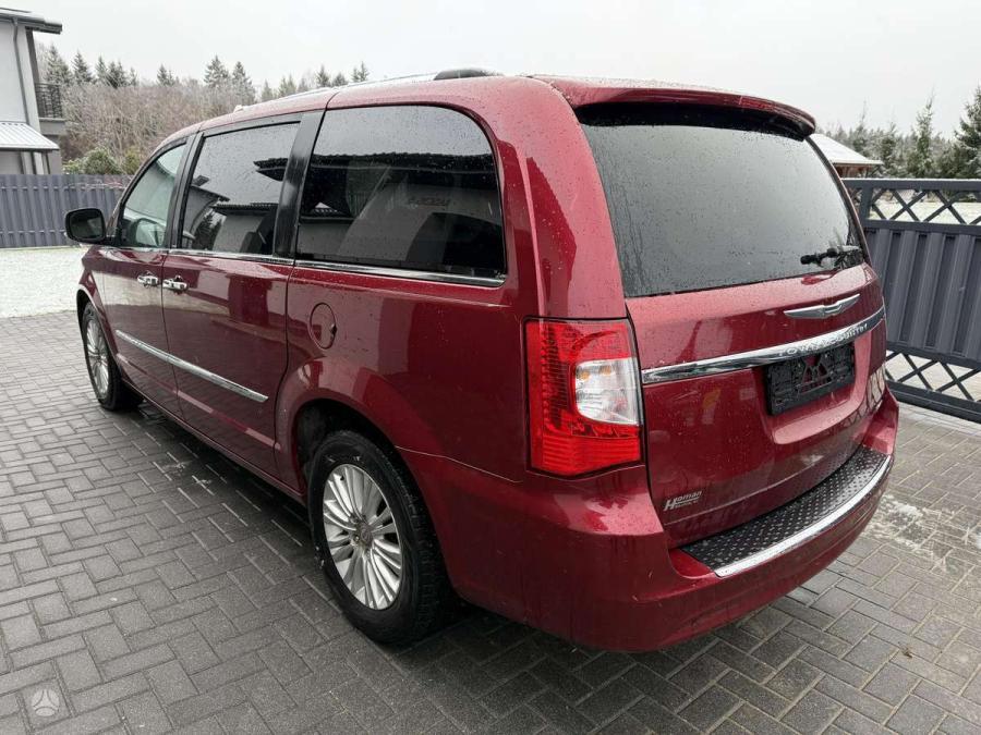 Sarkans Chrysler town-&-country 2014 Šauļi, ar dzinēja tilpumu 3.60 L un nobraukumu 244 tūkst. km par 6950 €, foto 7 vietnē AUTOMOTO.COM.LV