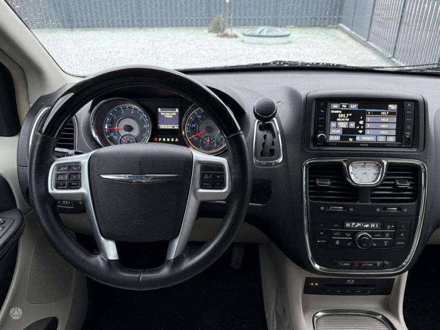 Sarkans Chrysler town-&-country 2014 Šauļi, ar dzinēja tilpumu 3.60 L un nobraukumu 244 tūkst. km par 6950 €, foto 13 vietnē AUTOMOTO.COM.LV