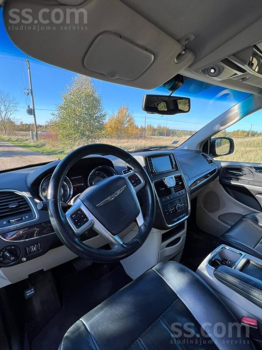Sarkans Chrysler town-&-country 2014 Liepāja, ar dzinēja tilpumu 3.60 L un nobraukumu 273 tūkst. km par 3500 €, foto 5 vietnē AUTOMOTO.COM.LV