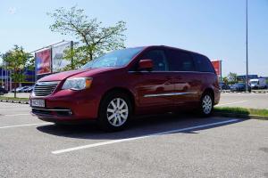Sarkans Chrysler town-&-country 2015 Viļņa, ar dzinēja tilpumu 3.61 L un nobraukumu 195 tūkst. km par 9500 €, foto  vietnē AUTOMOTO.COM.LV