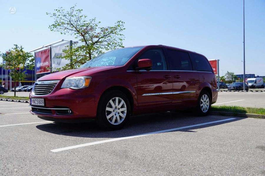 Sarkans Chrysler town-&-country 2015 Viļņa, ar dzinēja tilpumu 3.61 L un nobraukumu 195 tūkst. km par 9500 €, foto 1 vietnē AUTOMOTO.COM.LV