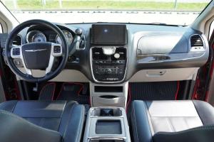Sarkans Chrysler town-&-country 2015 Viļņa, ar dzinēja tilpumu 3.61 L un nobraukumu 195 tūkst. km par 9500 €, foto 3 vietnē AUTOMOTO.COM.LV