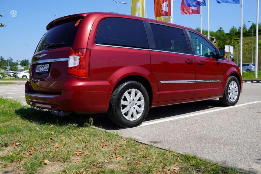 Sarkans Chrysler town-&-country 2015 Viļņa, ar dzinēja tilpumu 3.61 L un nobraukumu 195 tūkst. km par 9500 €, foto 5 vietnē AUTOMOTO.COM.LV