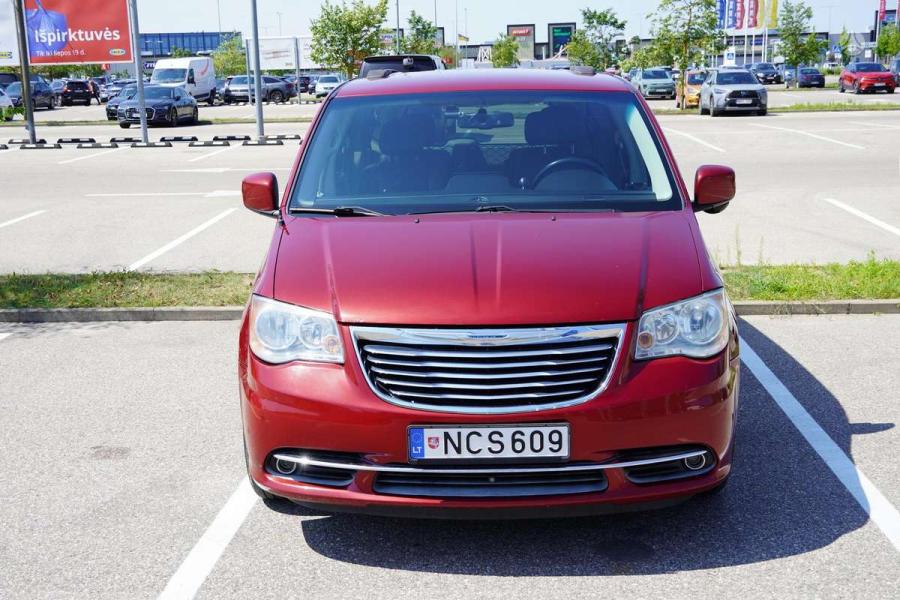 Sarkans Chrysler town-&-country 2015 Viļņa, ar dzinēja tilpumu 3.61 L un nobraukumu 195 tūkst. km par 9500 €, foto 7 vietnē AUTOMOTO.COM.LV