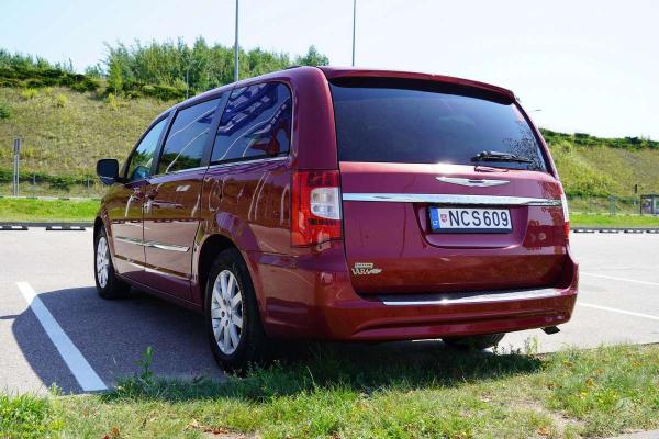 Red Chrysler town-&-country 2015 in Vilnius, with an engine capacity of 3.61 L and mileage of 195 thousand km for 9500 €, photo 10 on AUTOMOTO.COM.LV
