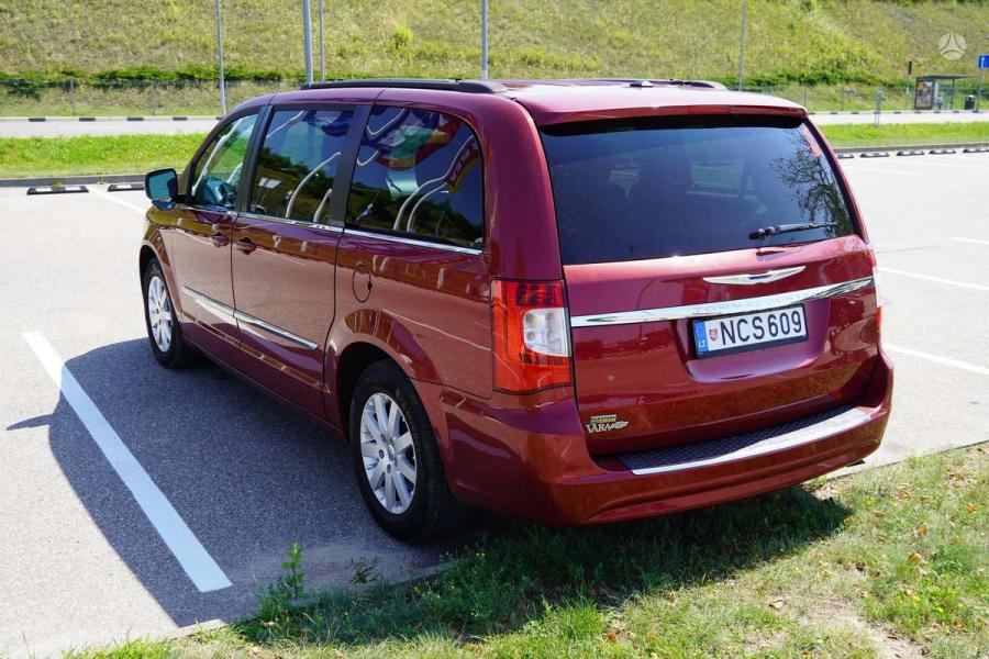 Sarkans Chrysler town-&-country 2015 Viļņa, ar dzinēja tilpumu 3.61 L un nobraukumu 195 tūkst. km par 9500 €, foto 12 vietnē AUTOMOTO.COM.LV