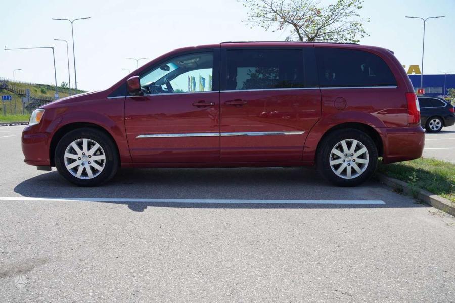 Sarkans Chrysler town-&-country 2015 Viļņa, ar dzinēja tilpumu 3.61 L un nobraukumu 195 tūkst. km par 9500 €, foto 14 vietnē AUTOMOTO.COM.LV